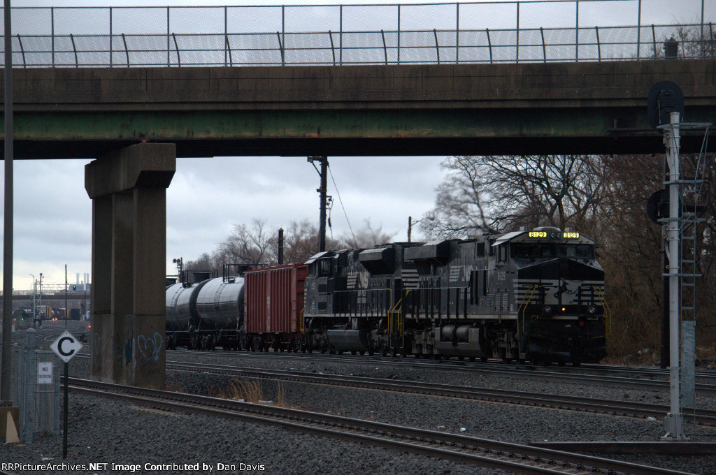 NS ES44AC 8129 leads WPFC-81